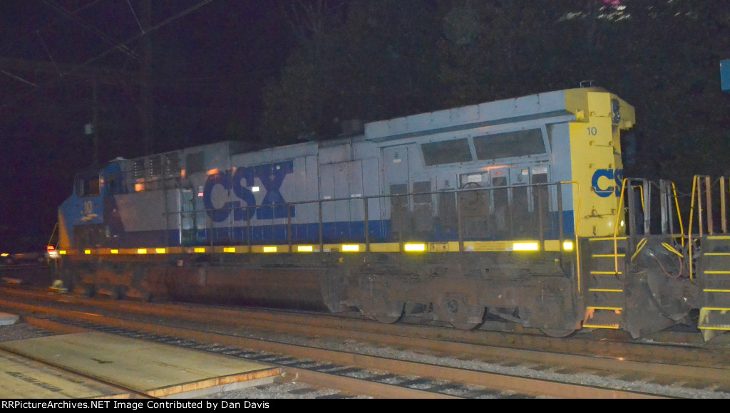 CSX 10 leads Q300-11 eastbound